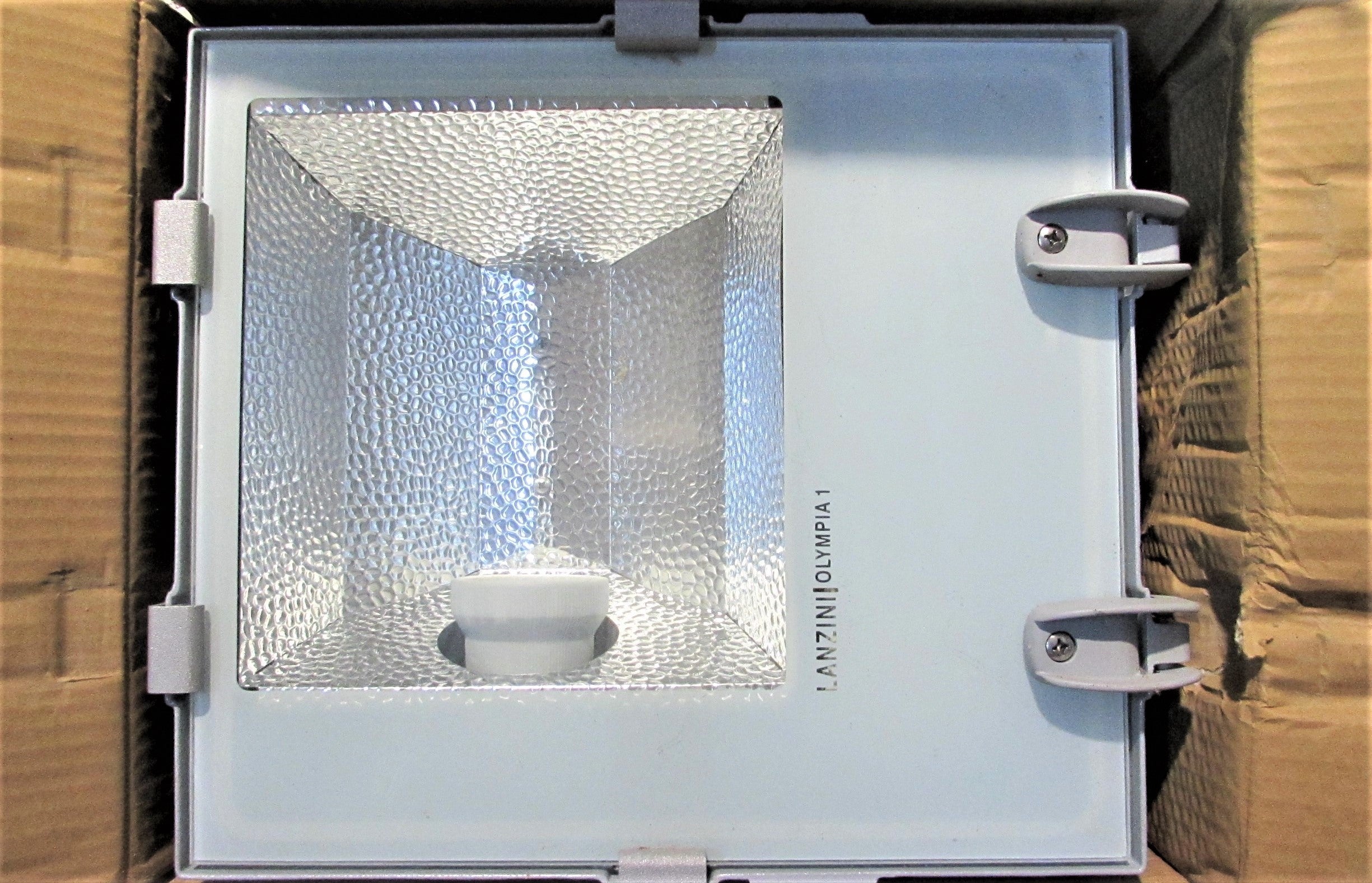 METAL HALIDE LAMP FIXTURE; 250W, 220VAC; IP65